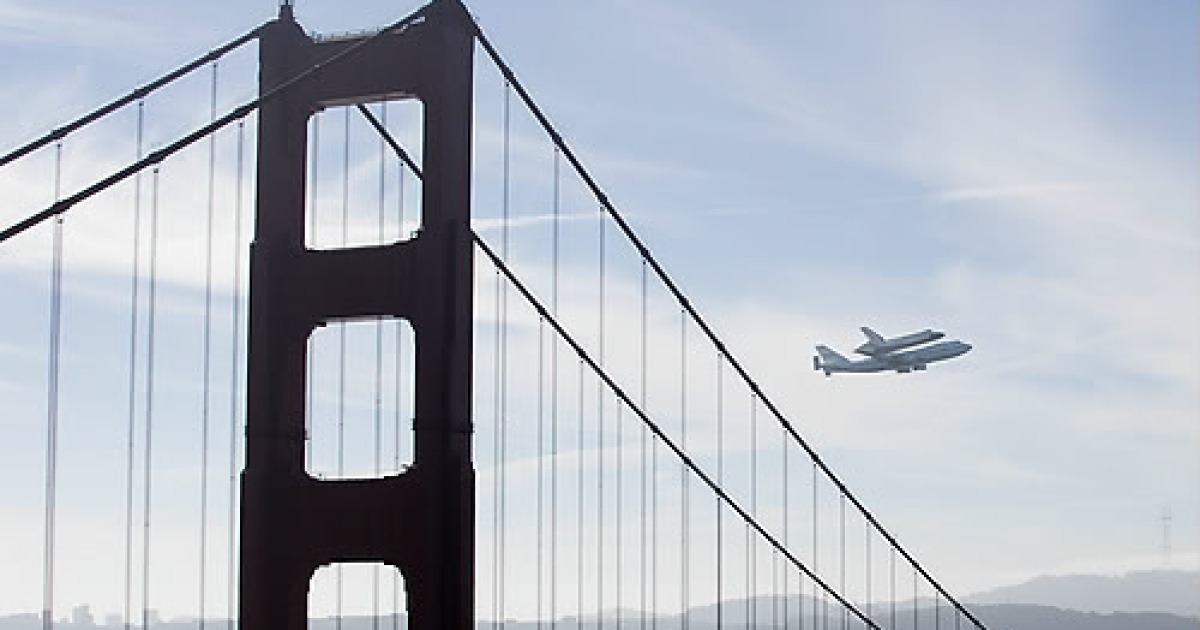 USA ENDEAVOUR FLYOVER GOLDEN GATE BRIDGE
