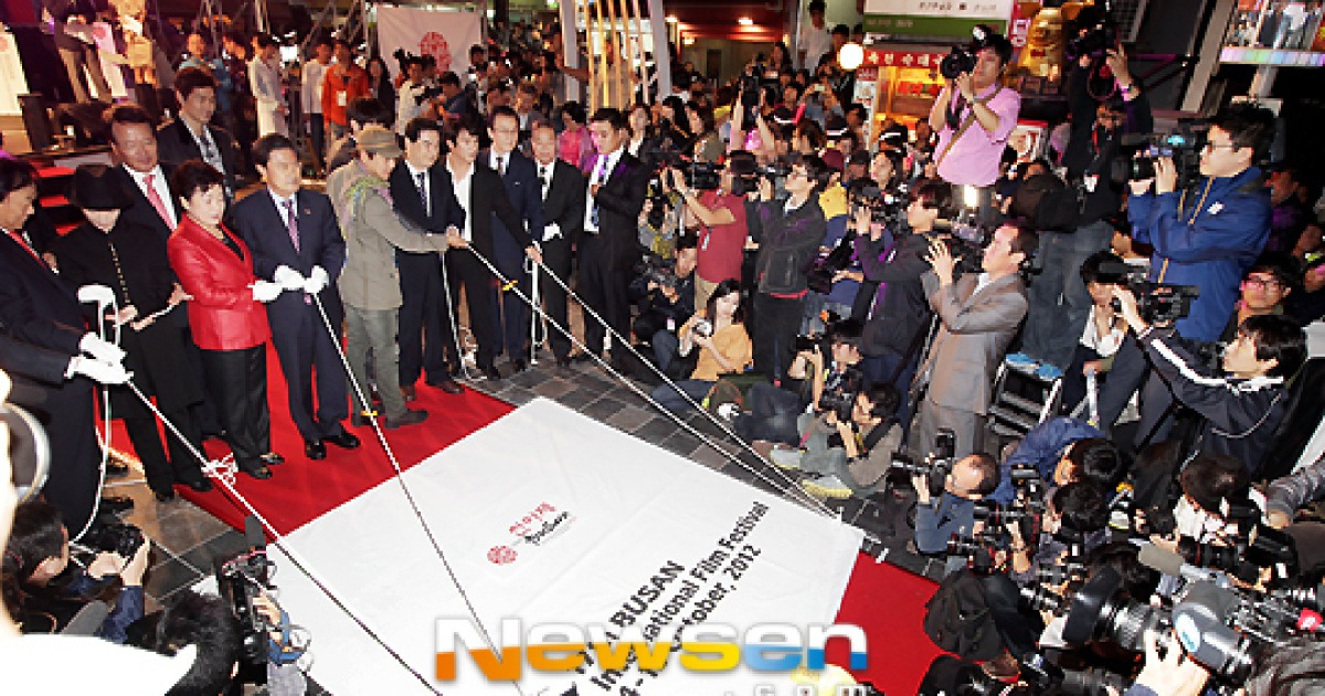 [포토엔]17th BIFF 전야제 '지난해 핸드프린팅 공개에 취재열기 후끈'