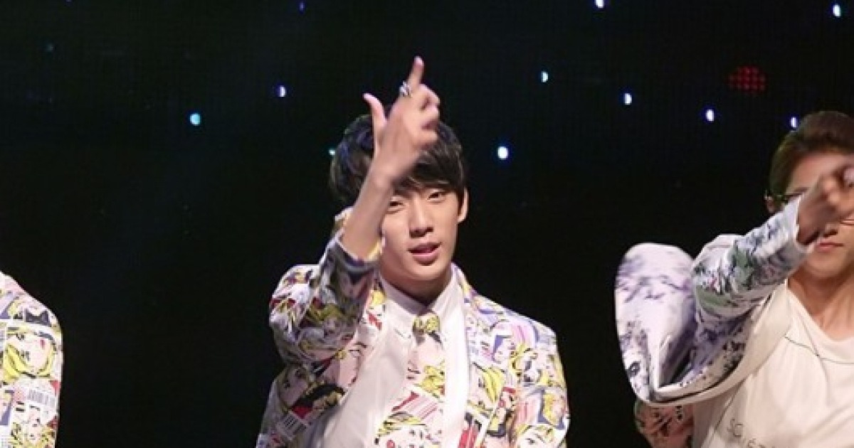 [포토] B1A4 공찬 '팬들을 향한 사랑의 총알~'