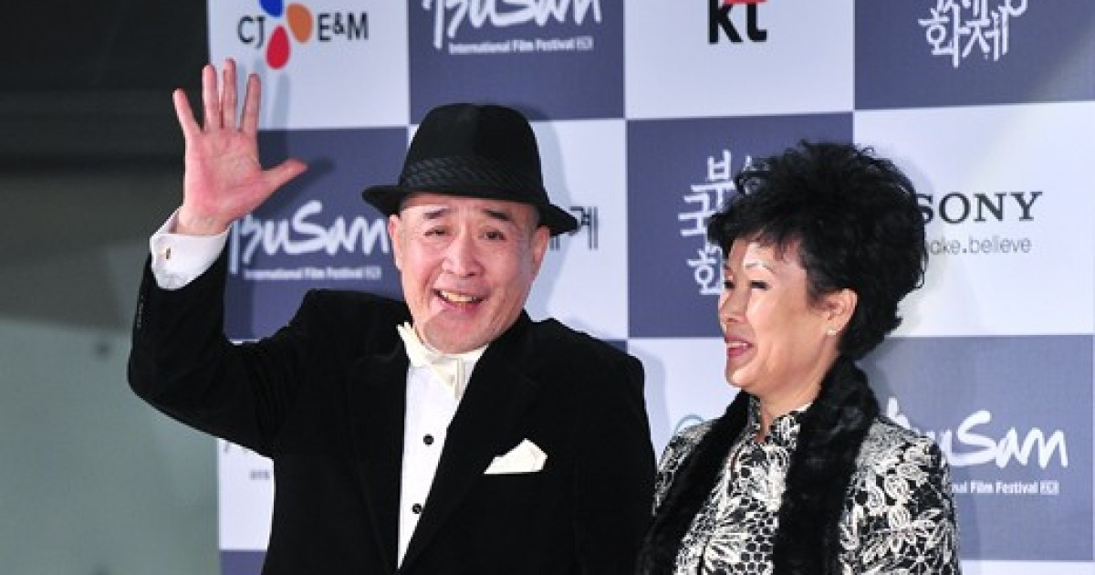 [T포토 l 김희라] '아내 손 꼭 잡고~'(BIFF 17th)