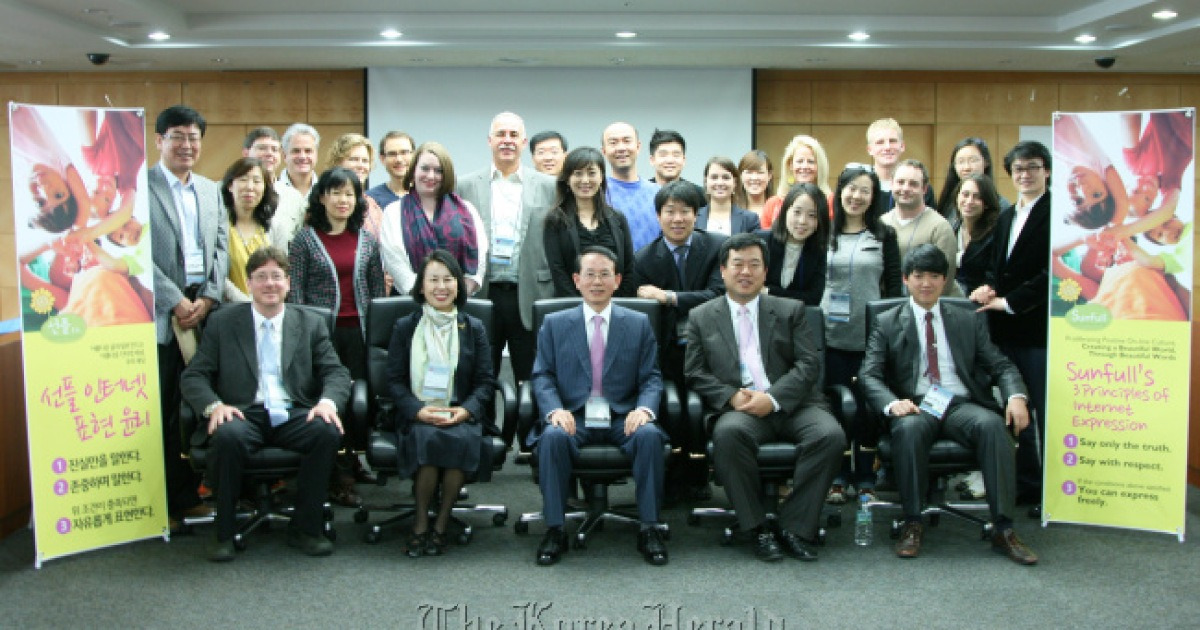 Min Byoung-chul promotes Sunfull movement at Korea TESOL conference
