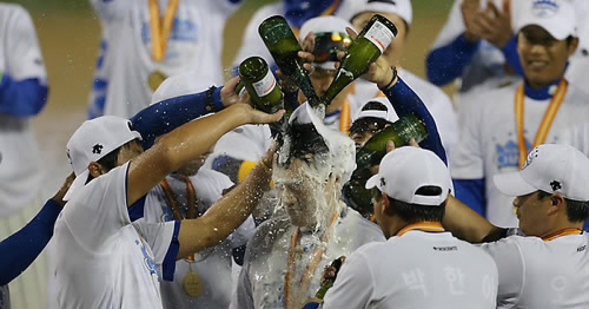 KS MVP 이승엽에게 샴페인을