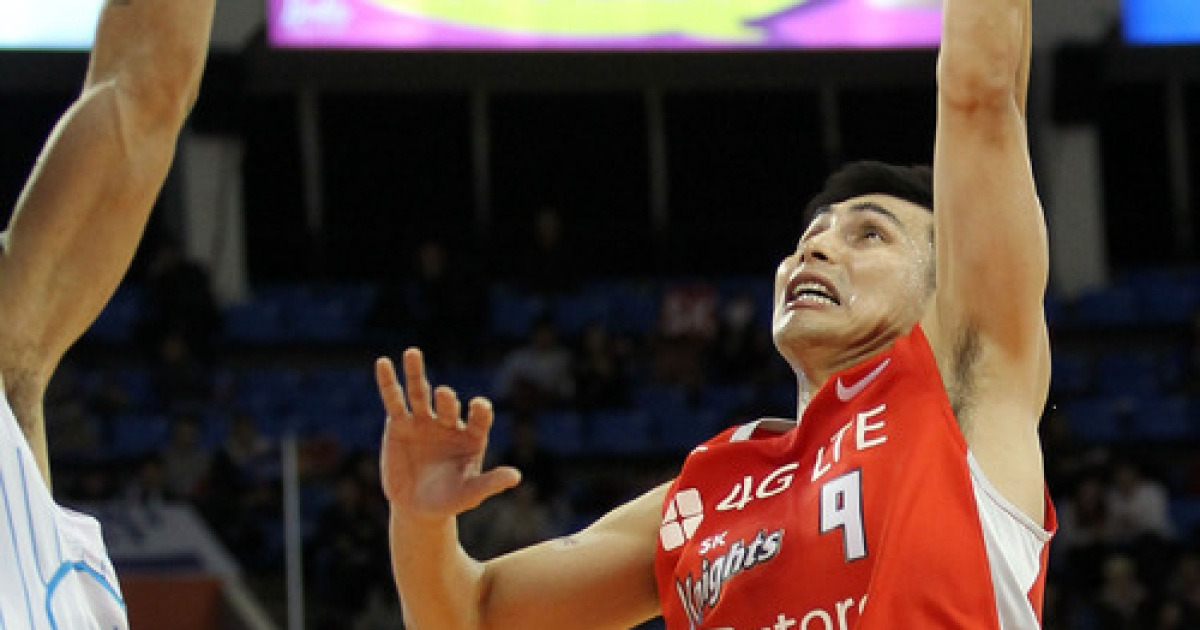 '주희정 맹활약' SK, KCC 5연패 몰고 단독 1위