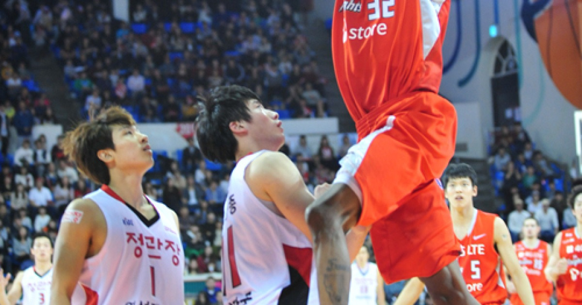 '헤인즈, 파틸로에 판정승' SK, KGC인삼공사전 9연패 탈출