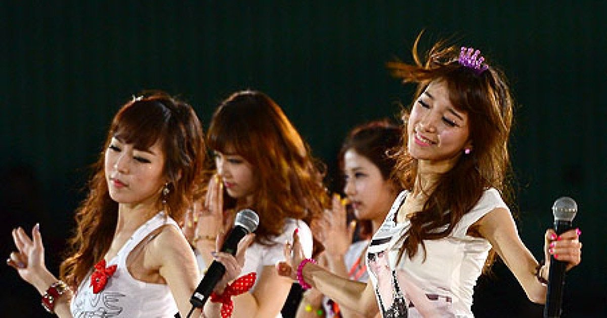 비비드걸 '각선미 뽐내며 섹시공연'[포토]