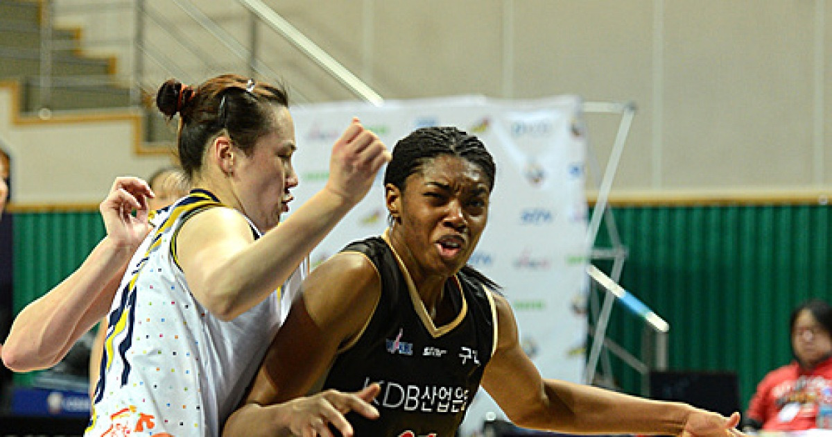 [WKBL]KDB생명 '외국선수 있으니 하은주 수비 수월하네'