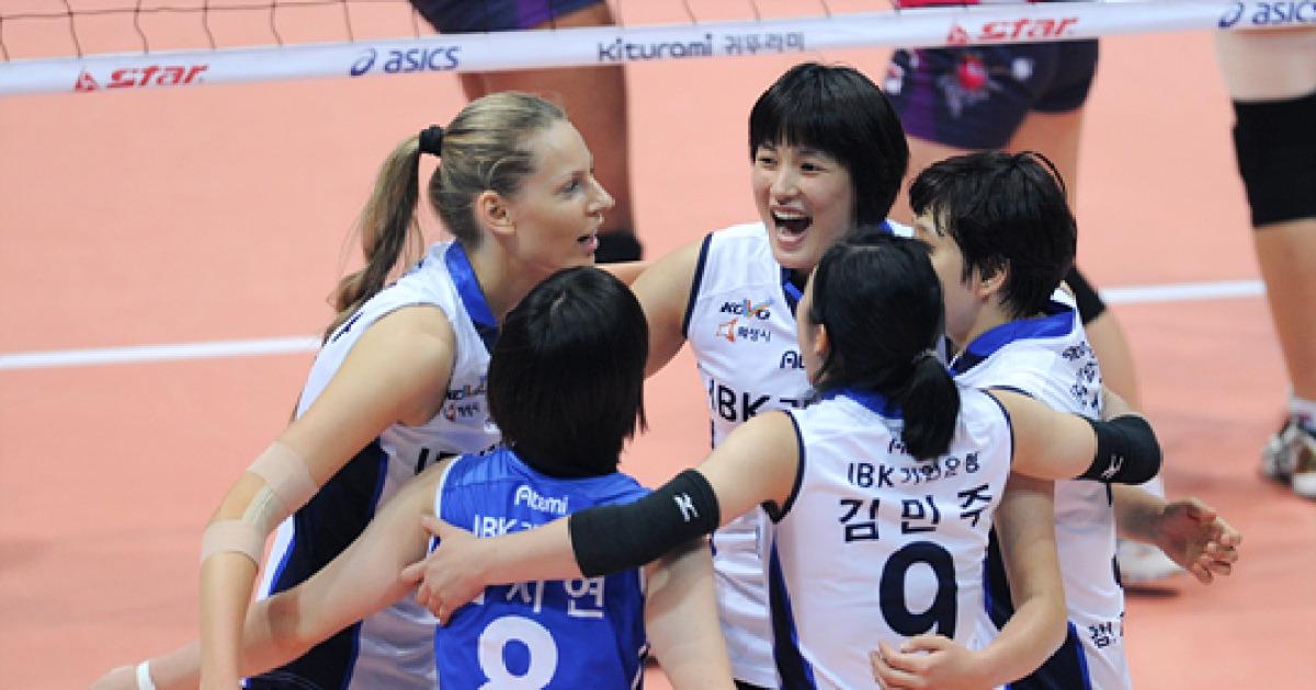 '알레시아-박정아 22점' IBK, KGC 제압..4승으로 1R 마감