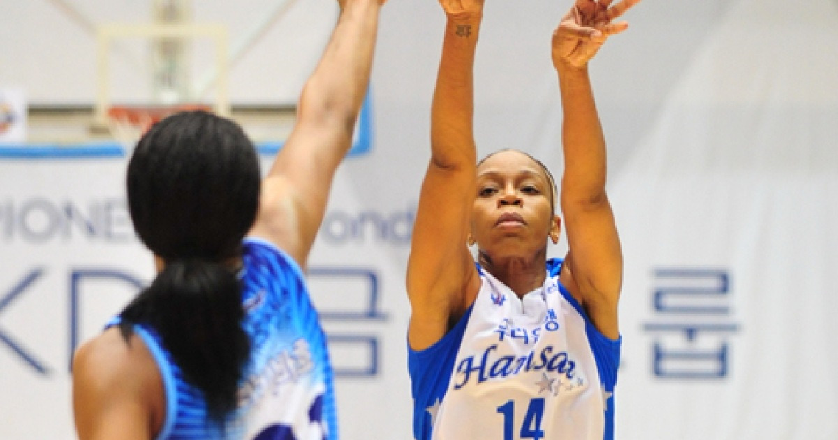 [WKBL] 티나, 거침없는 3점슛 한방!