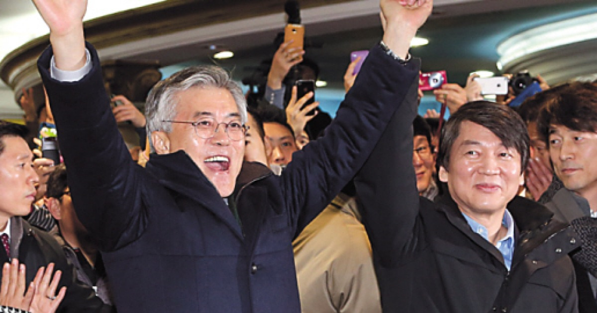 Moon, Ahn join forces in Busan