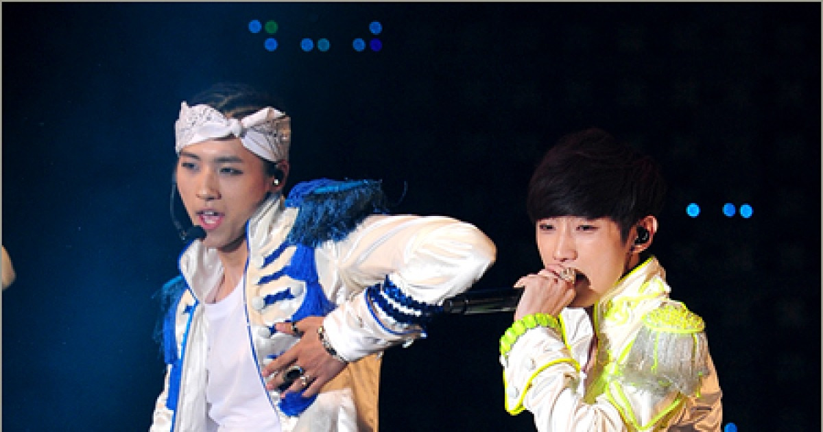 [MD포토] B1A4 진영·신우 '노래와 춤을'