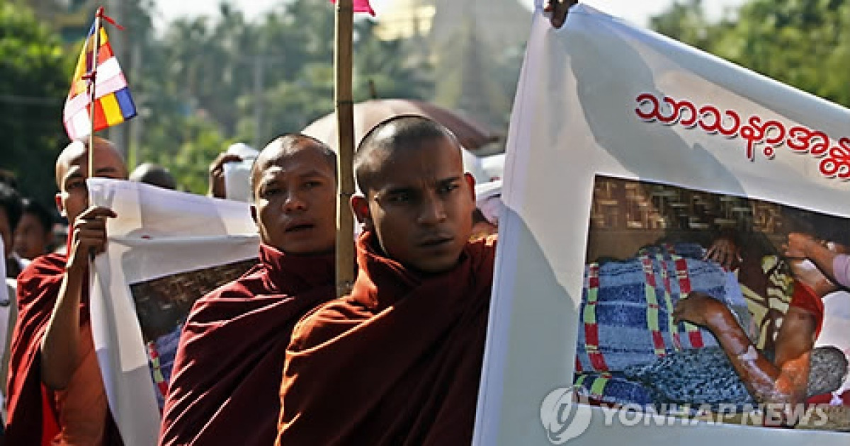 MYANMAR MONK PROTEST AGAINST VIOLENCE IN MONYWA