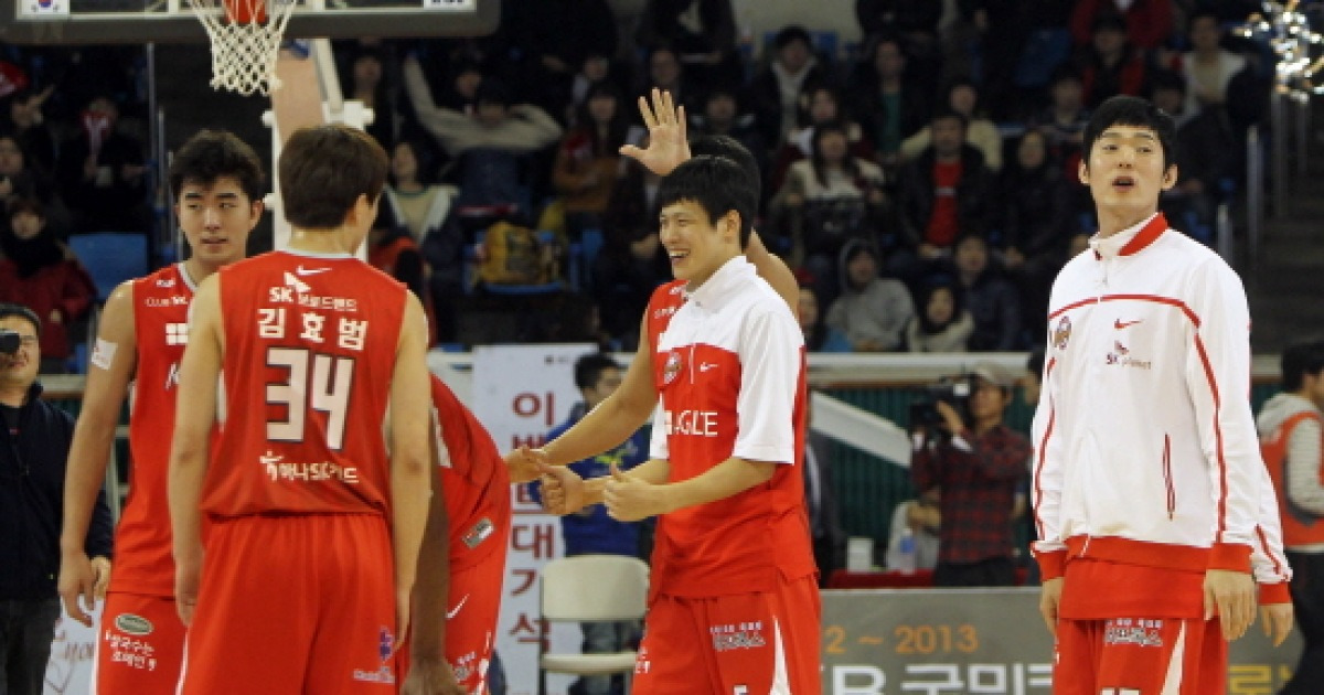 '신바람' SK, KCC 잡고 단독 선두에 올라