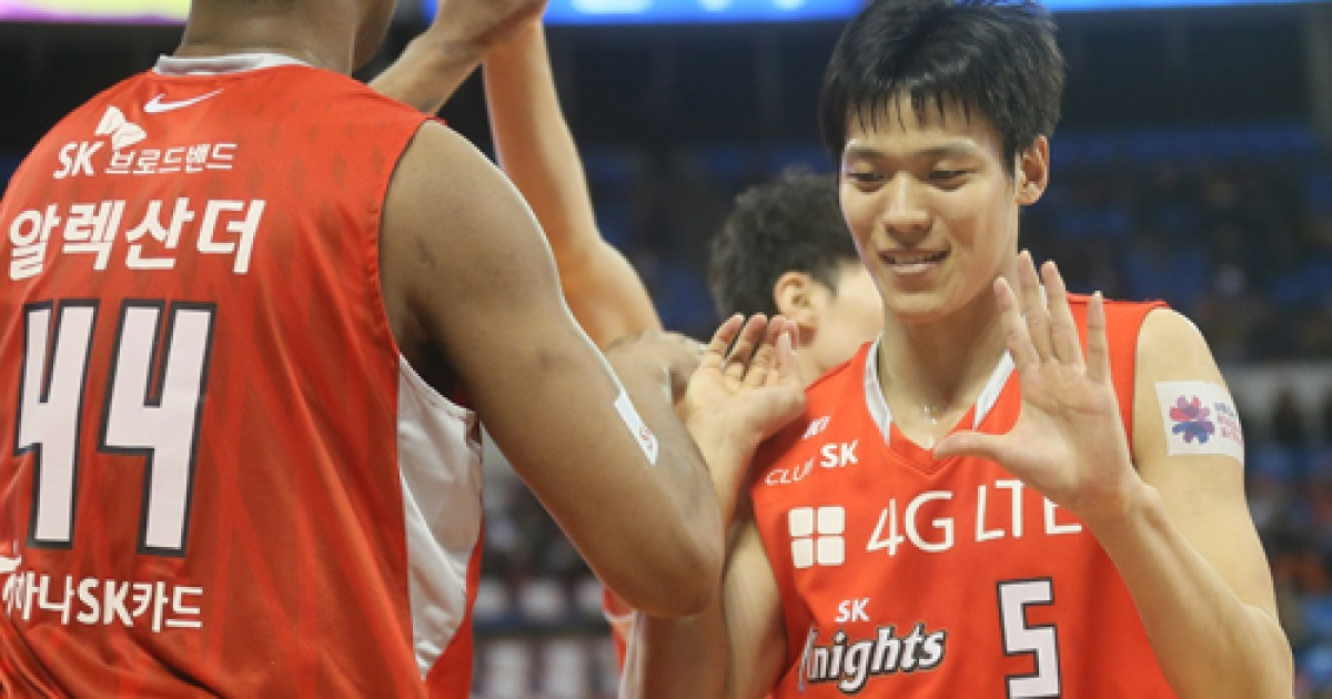 SK, KCC 상대 대승..단독 선두 '우뚝'