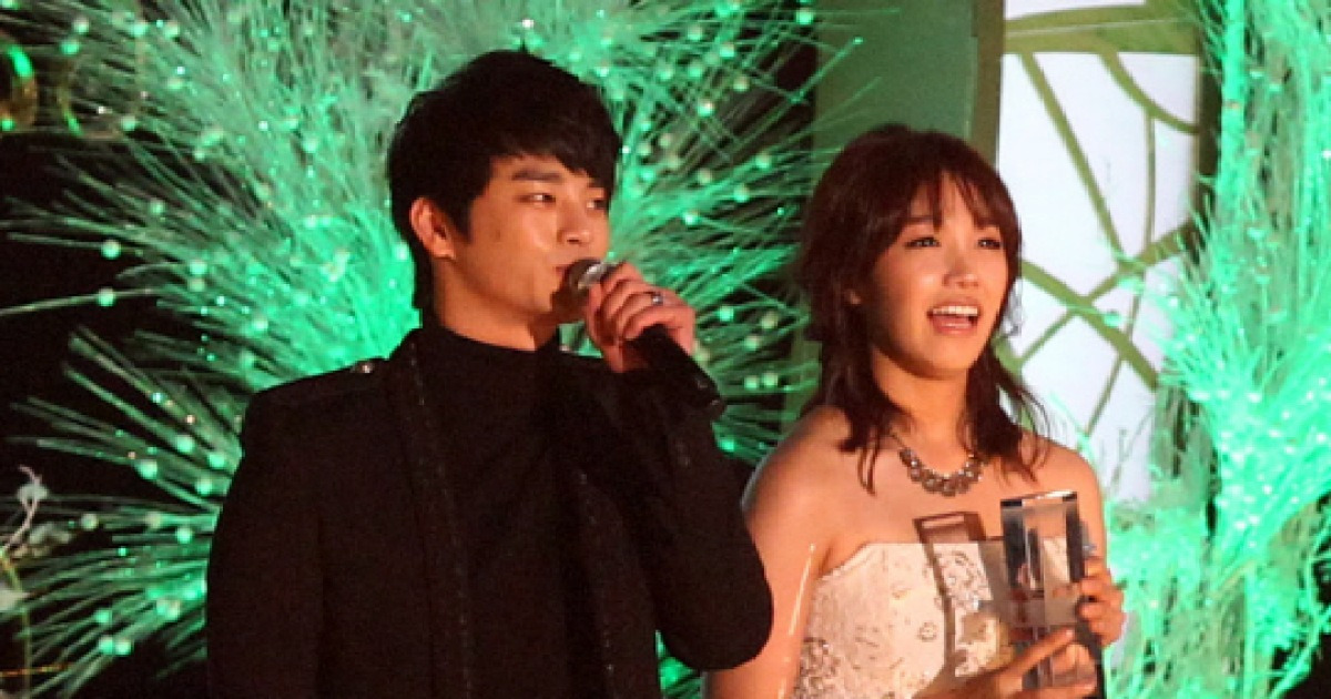 [2012 MMA]'응답하라' 커플 서인국-정은지 OST상 수상