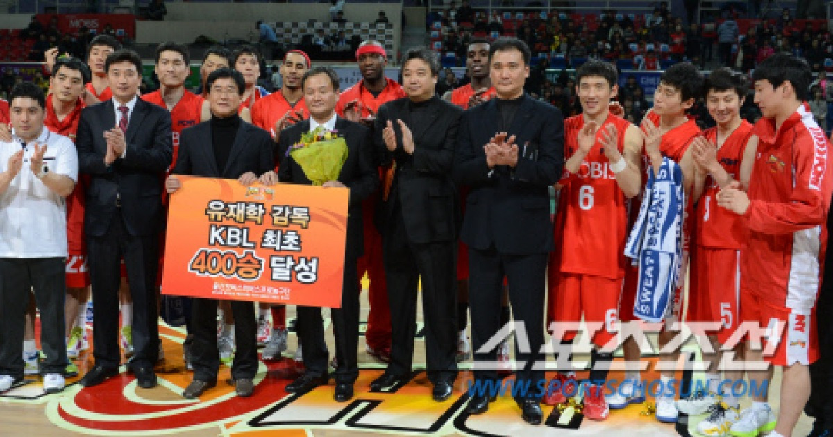 [포토] 모비스 유재학 감독, 'KBL 최초 400승 달성!'