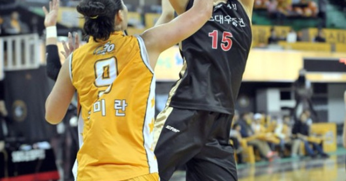 '신정자 더블-더블' KDB생명, KB스타즈 꺾고 2연승 행진