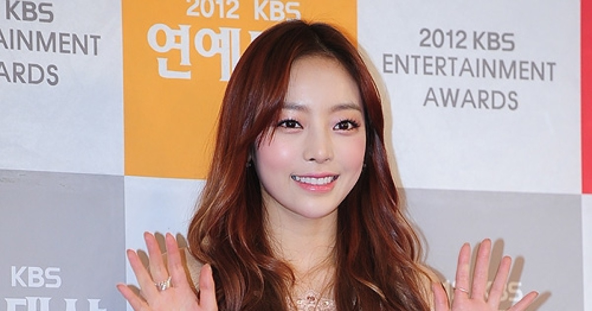 [포토] 2012 KBS 연예대상 카라 구하라, 상큼 발랄한 손인사