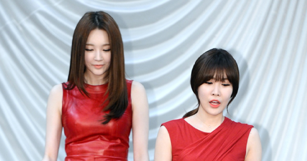 [TD포토] 다비치 강민경 '(이)해리언니~ 구두끈이 풀렸어~' (KBS 연예대상)