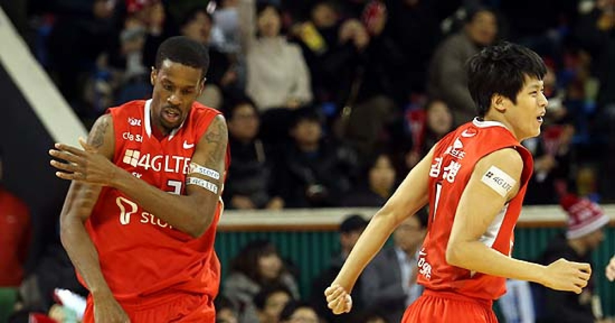 '헤인즈-김선형 펄펄' SK, KT 완파 '선두 질주'