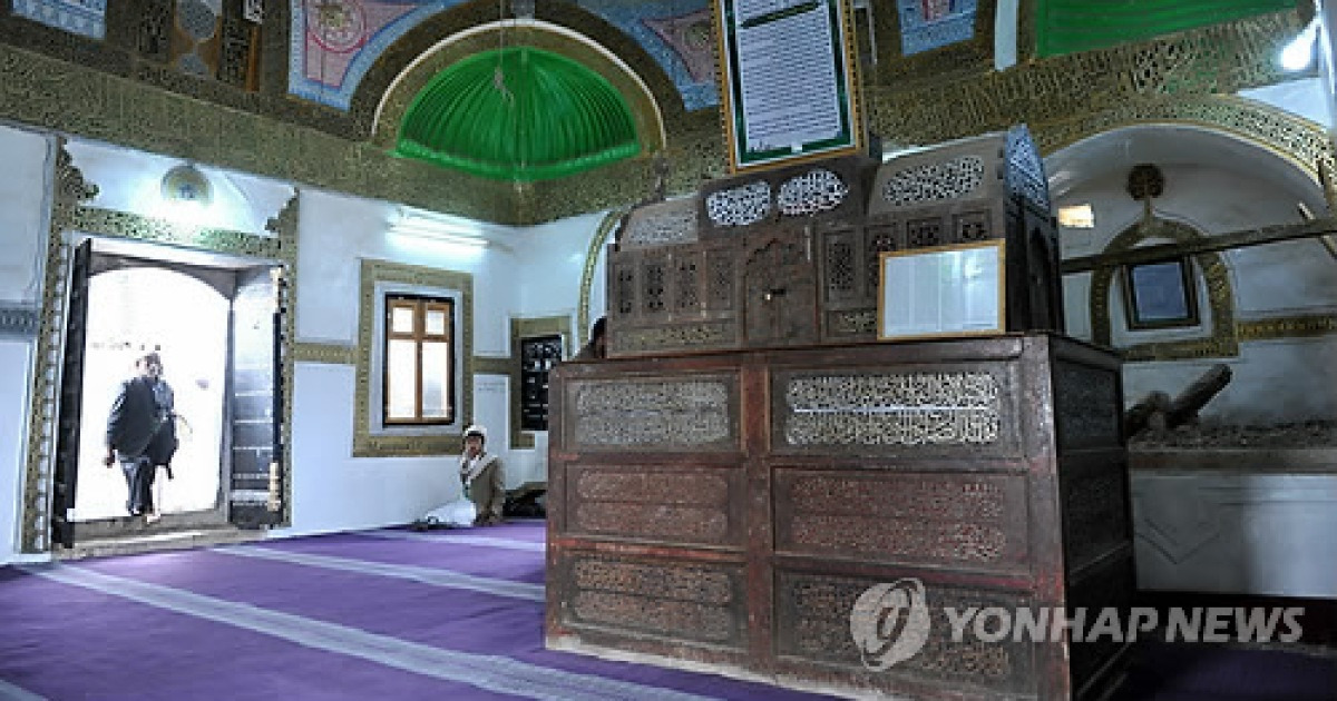 YEMEN SHIITE SHRINE