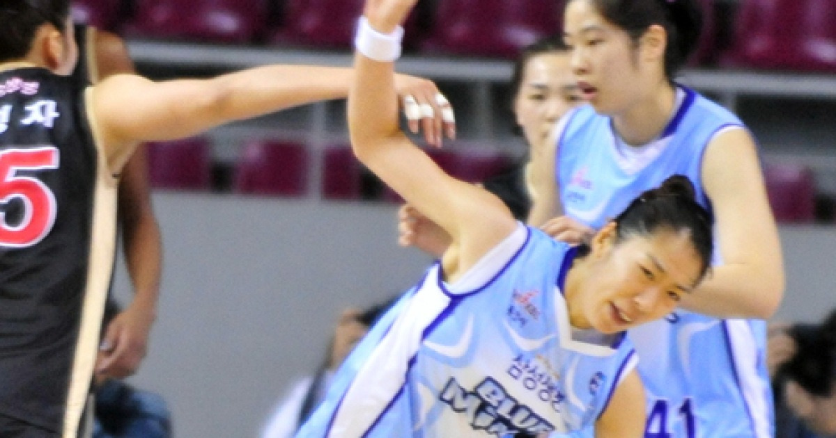 [WKBL] 홍보람, 손 좀 치워봐!