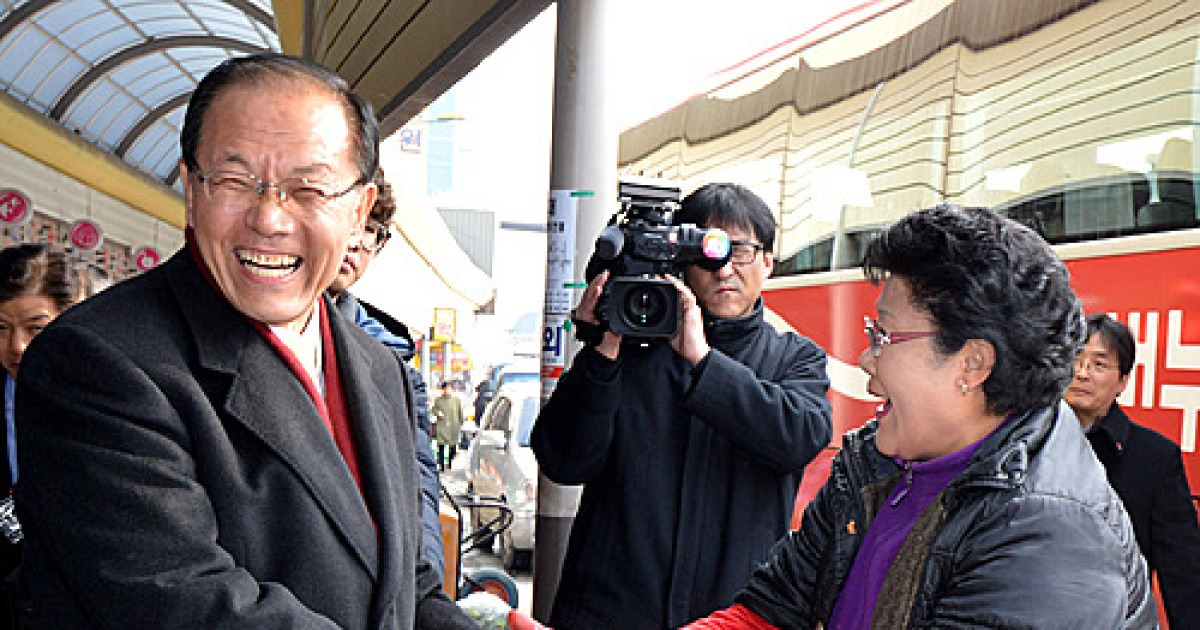 밝은 모습으로 전주 방문한 황우여