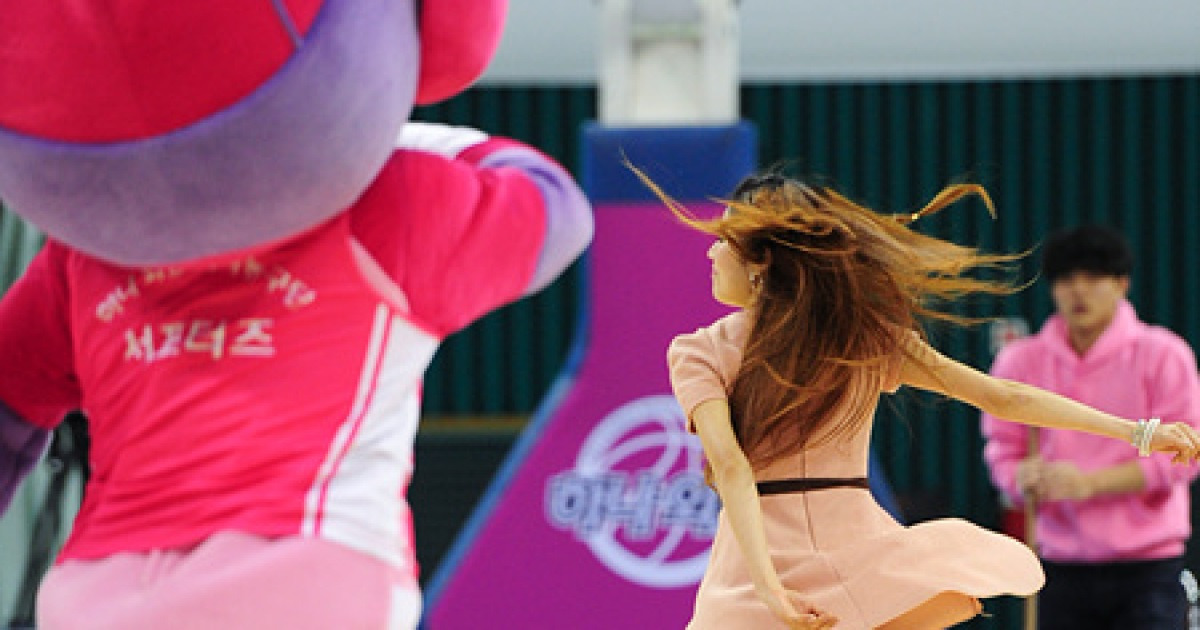 하나외환 치어리더 '마스코트 유혹하는 아찔 치맛바람'[포토]