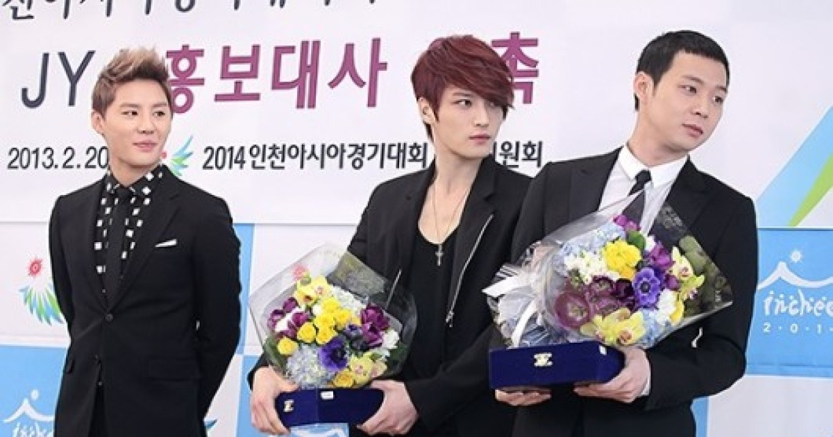 [포토] JYJ 재중-유천 '준수의 위촉패는 언제와요~?'