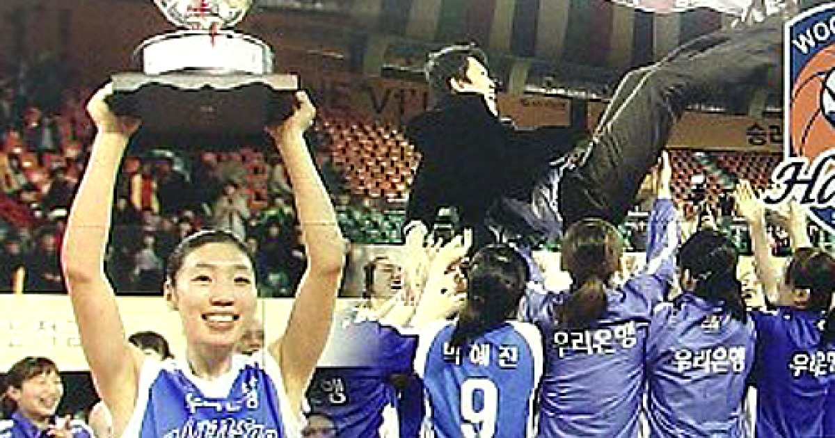 우리은행, 7년 만에 WKBL 우승..'꼴찌의 반란'