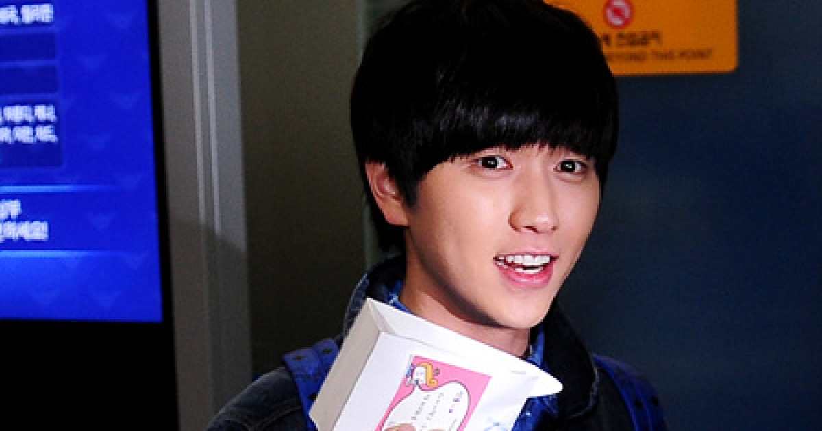 B1A4 산들 '선물을 한아름 안고~'[포토]