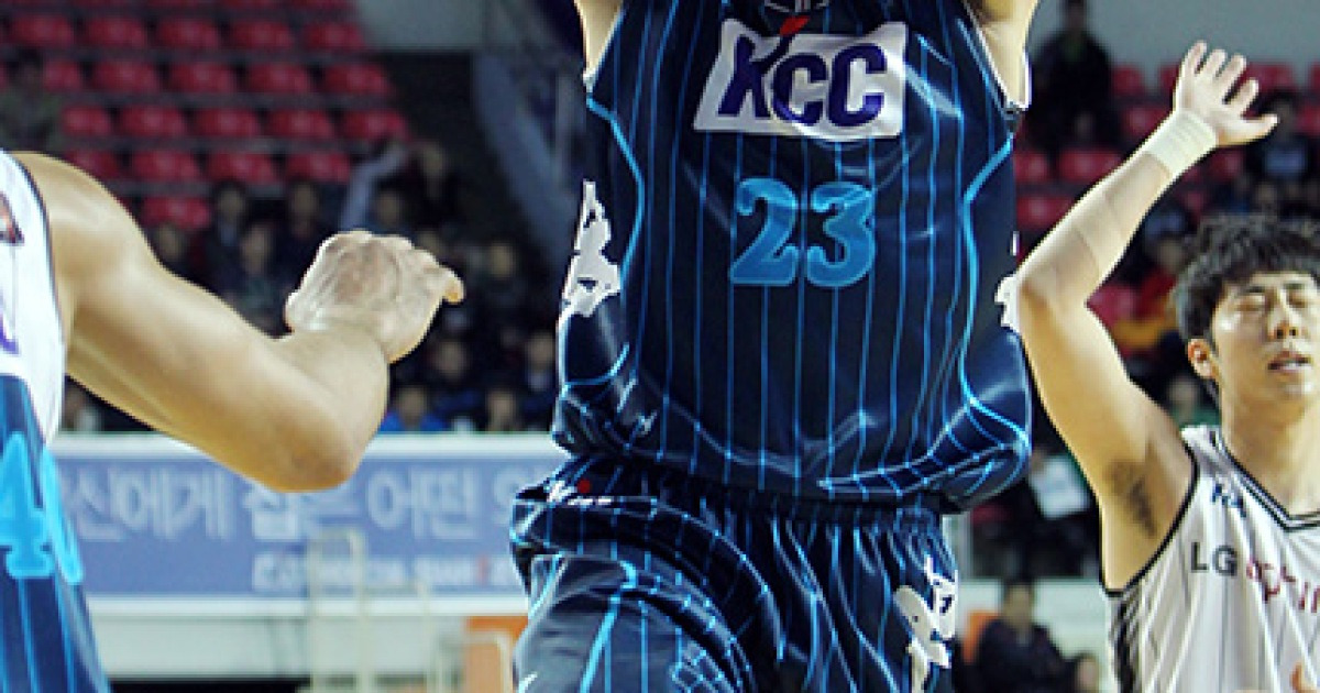 KCC, 연장 접전 끝 LG 제압.. 7연패 탈출