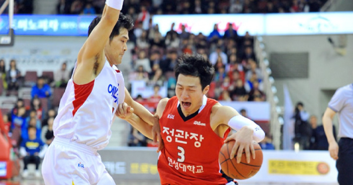 [BK포토] KGC 이정현 '상현이 형이 자꾸 밀어요!'