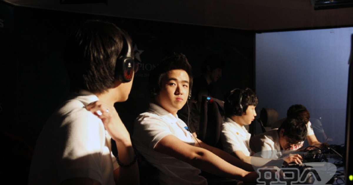 [올림푸스 LOL]CJ 프로스트, 한 수 위의 운영 선보이며 1:1(B-2경기)