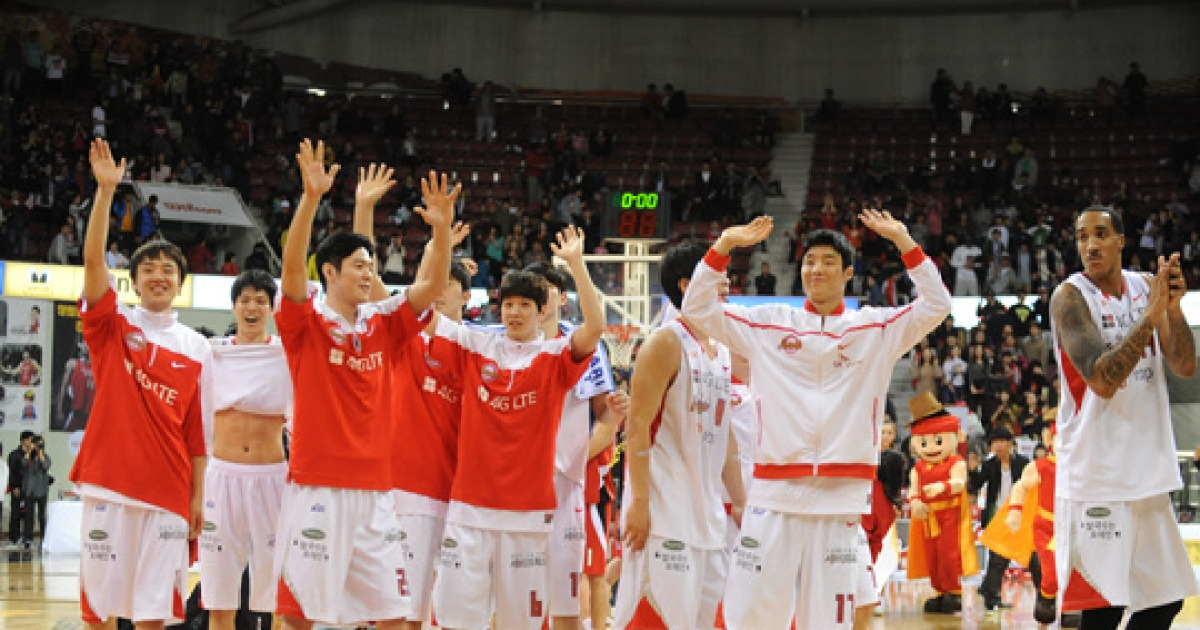 '헤인즈 27득점' SK, KGC와 접전 끝에 챔프전 진출