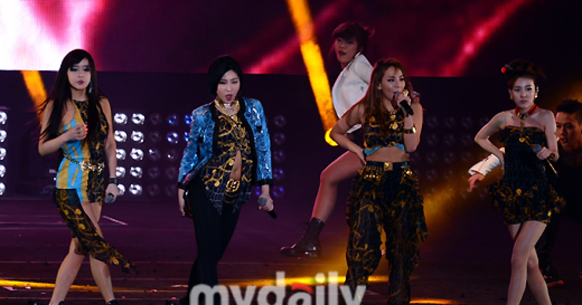 [MD포토] 2NE1 '싸이 콘서트, 축하해요'