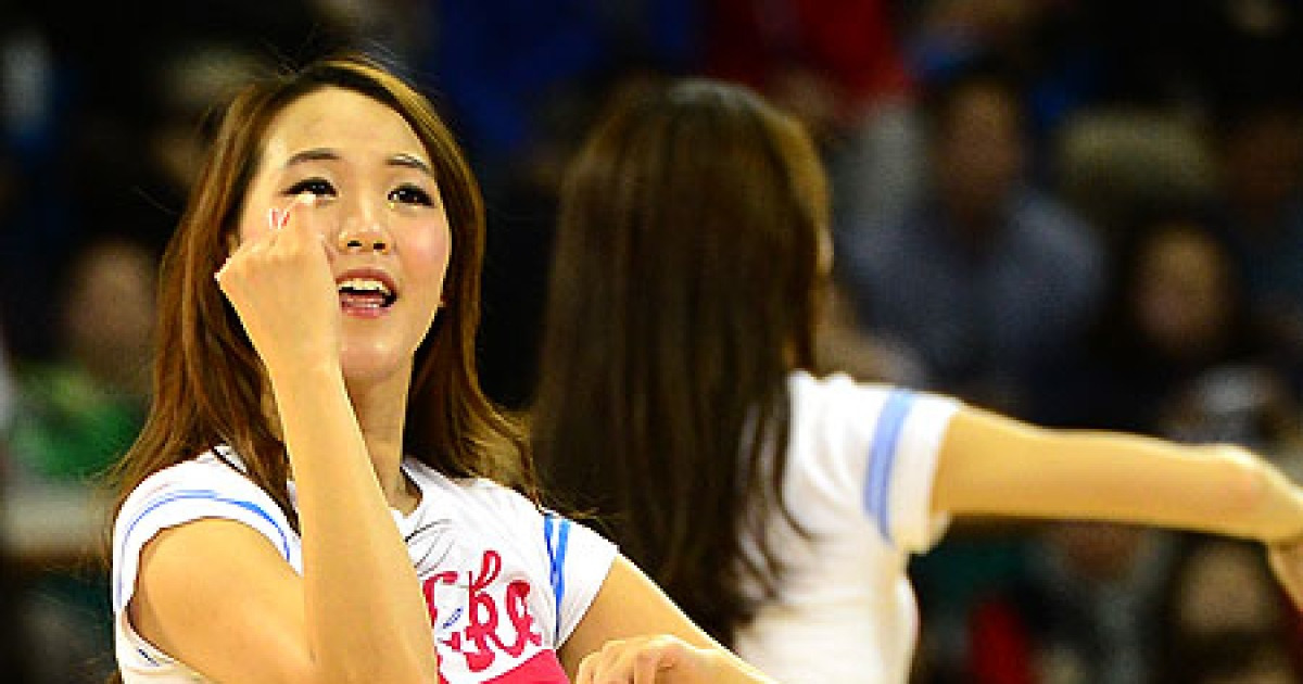 SK치어리더 '순백의 미소로 응원'[포토]