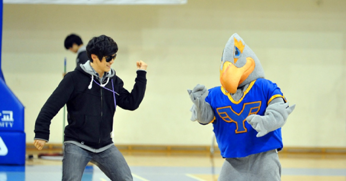 [BK포토] 연세대 마스코트 '신나게 힌들어!'