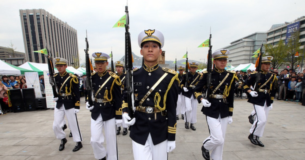 [사진]광화문광장에 나타난 경찰의장대