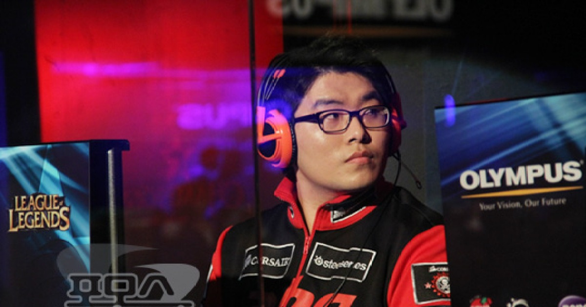 [올림푸스 LOL]렝가 장인 트레이스! ahq 코리아, 전 라인 파괴해 1승 선취(B-1경기)