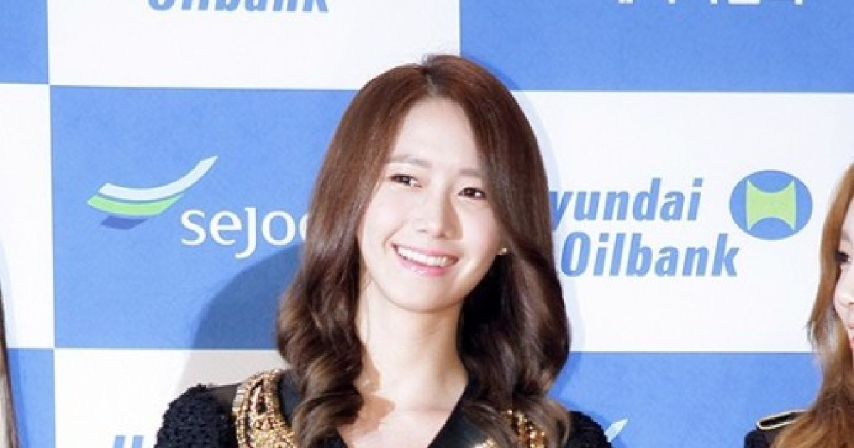 윤아 시스루 망사소재 독특 의상으로 한줌 허리 강조 완벽몸매