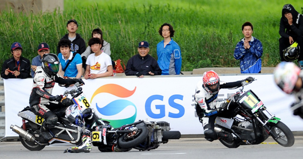 2013 KSRC '앞에 넘어지는 스쿠터를 피해~'[포토]