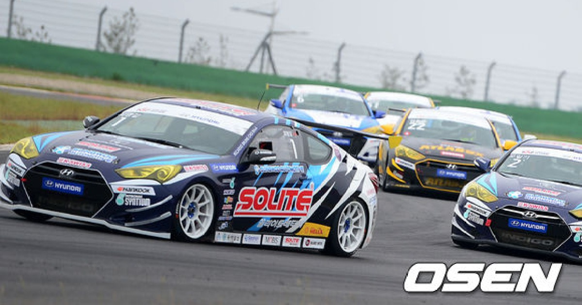 [사진]2013 KSF,'굉음을 울리며 달리는 제네시스쿠페'