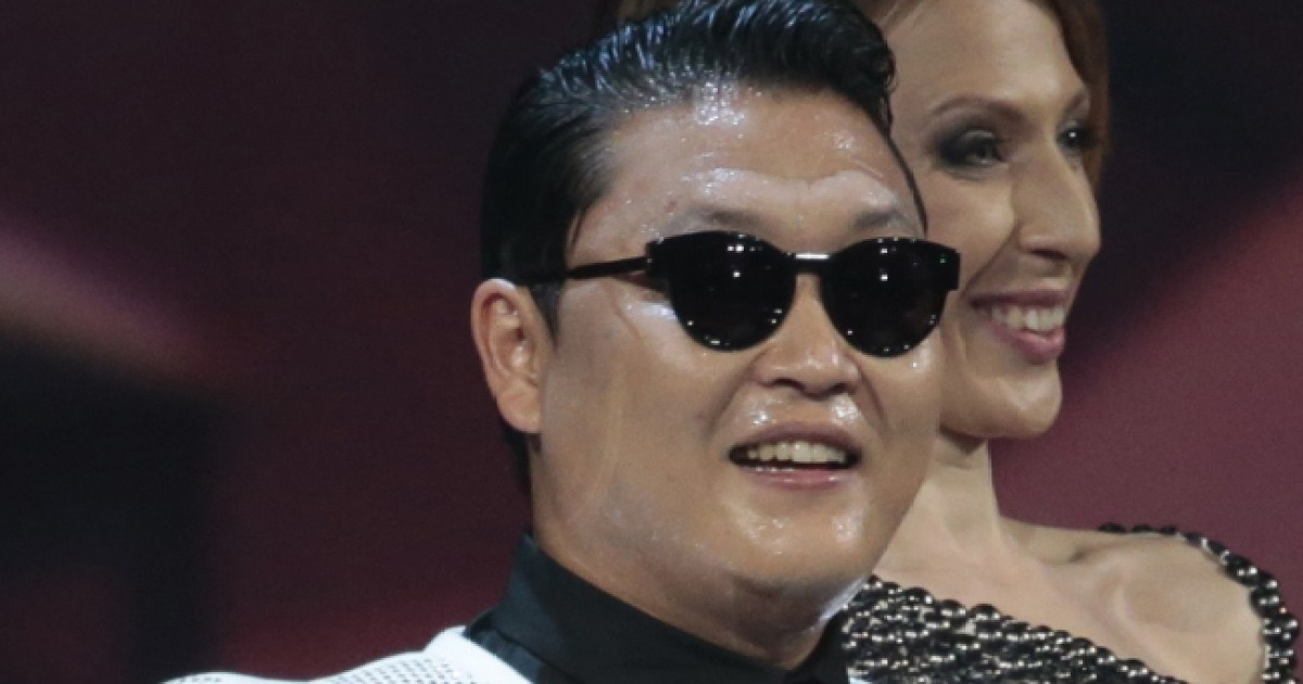 Russian fans go wild during Psy's first visit