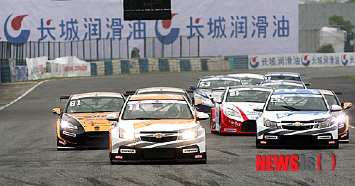 티엔마 서킷에서 출발하는 GT클래스 차량들