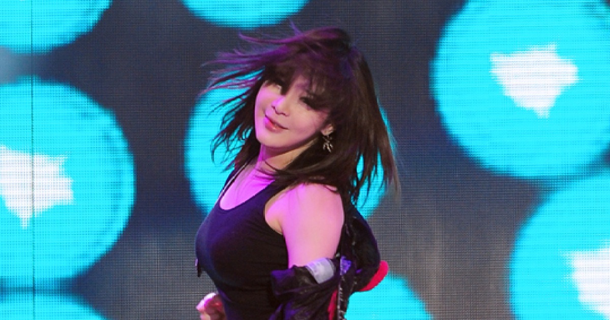 [TD포토] 2NE1 박봄 '섹시하게 어깨 드러내고'