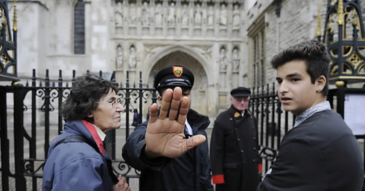 BRITAIN QUEEN PORTRAIT DEFACED