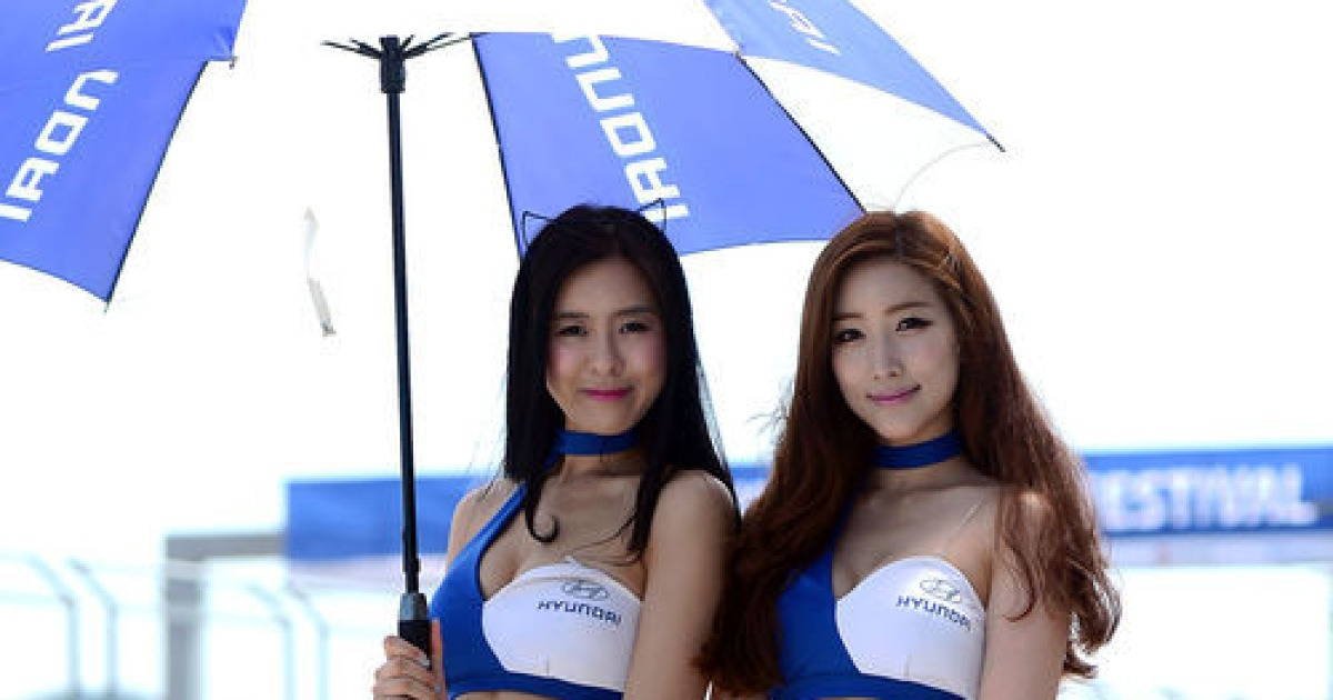 [사진]레이싱 모델 문세림-강혜진,'늘씬한 각선미 선보이며'