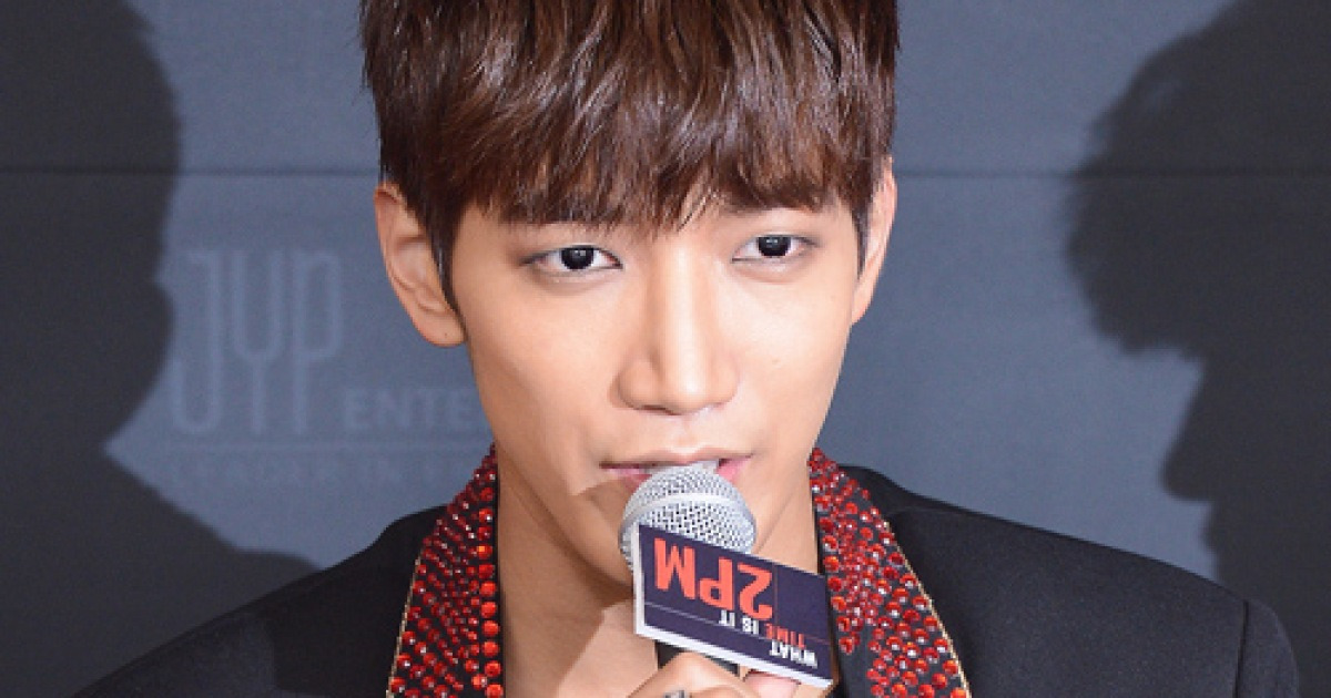 [포토] 준케이, '거꾸로 든 2PM'