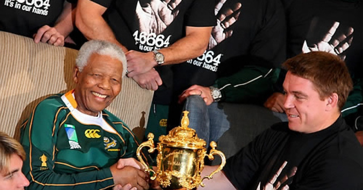 FILE SOUTH AFRICA SPRINGBOKS MANDELA