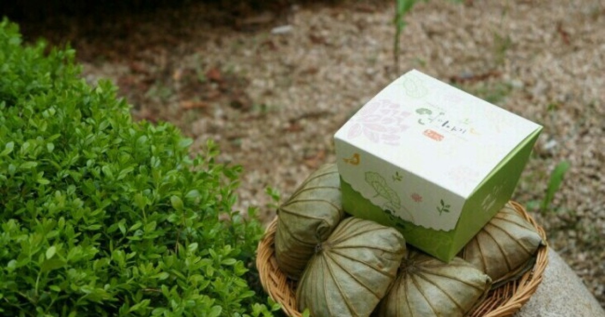 Lunch box with lotus leaves at Busan Station